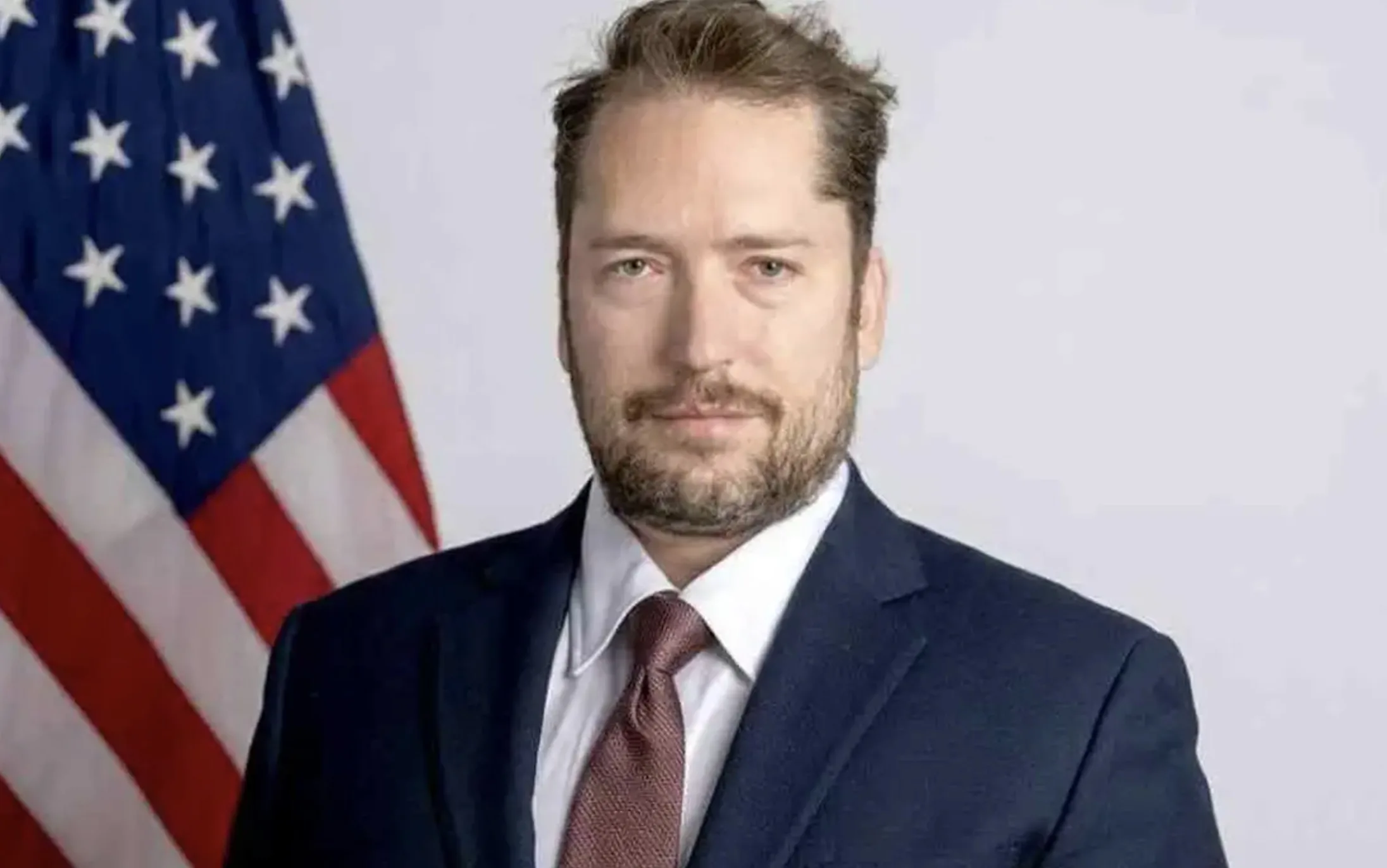 Darren Beattie, assessor de Donald Trump, tem visto revogado pelo ...