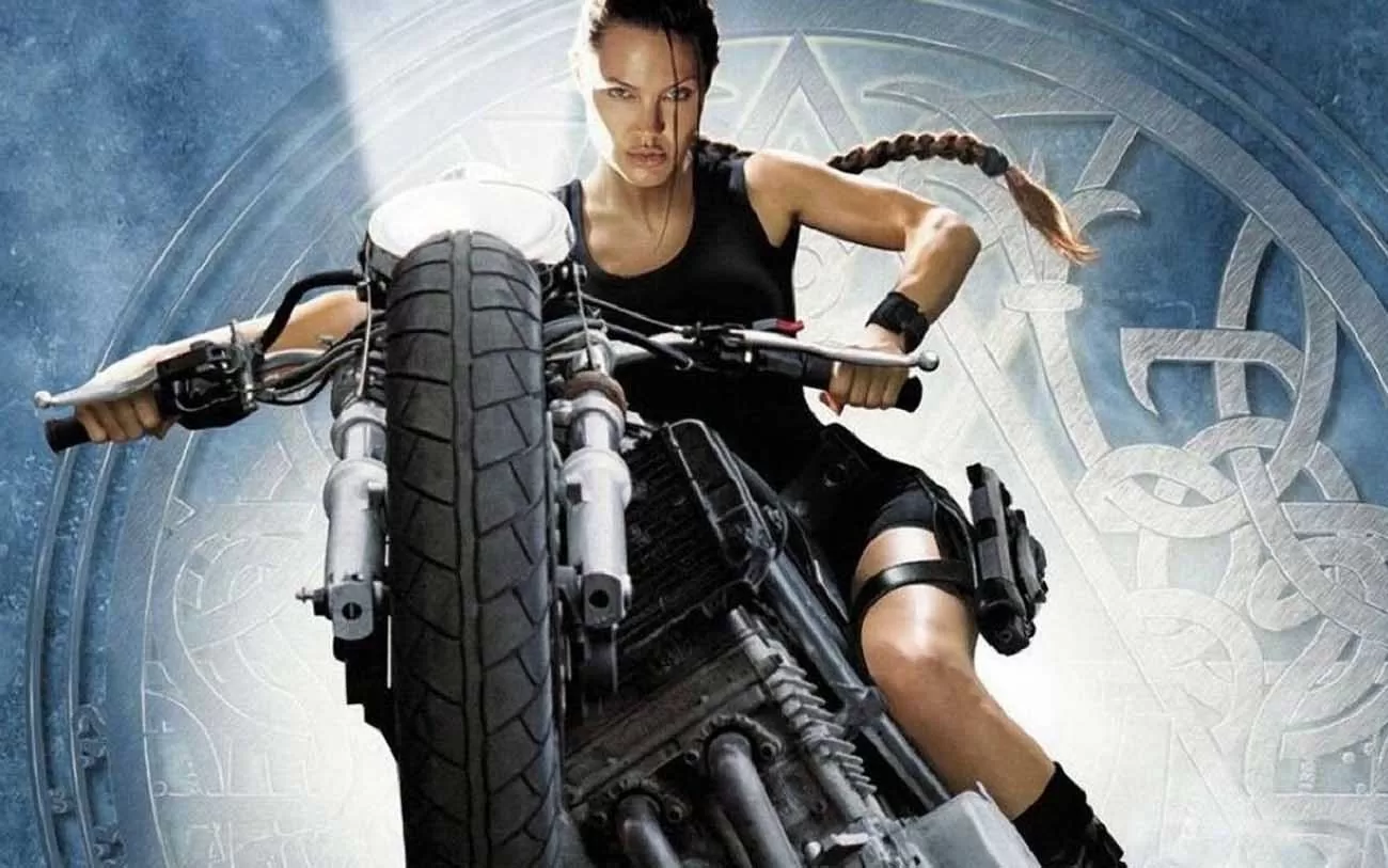 Lara Croft - Carro.Blog.Br